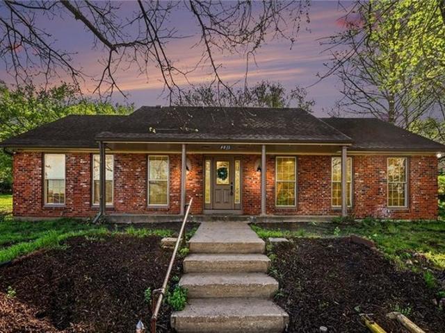 4811 NW Waukomis Dr, Kansas City, MO 64151