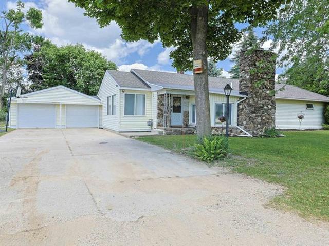 4811 Edgewood Ct, Clare, MI 48617