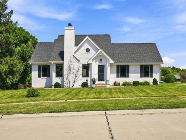 4811 Lockner Dr, Urbandale, IA 50322