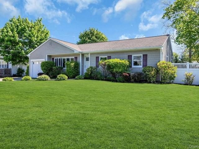 481 Bayport Ave, Bayport, NY 11705