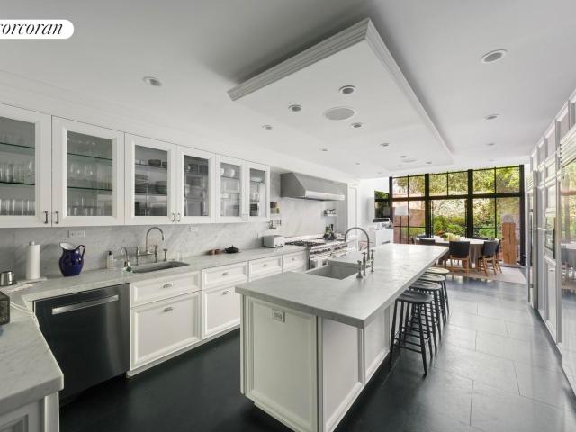 481 W 22ND Street