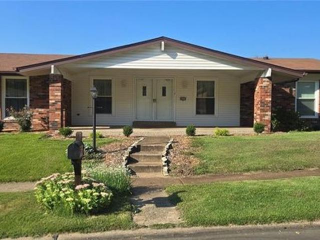4828 Broad Oak Dr, Saint Louis, MO 63128