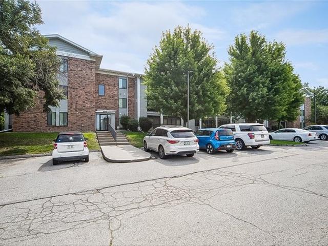 4821 86th St Apt 10, Urbandale, IA 50322