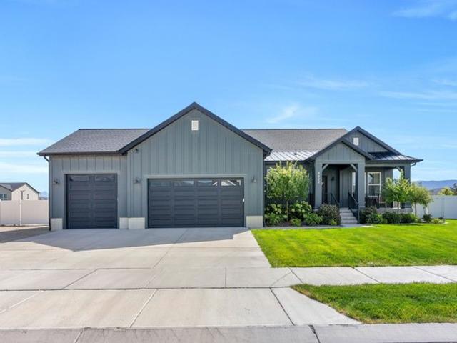 4822 N Canaan Peak Dr, Eagle Mountain, UT 84005