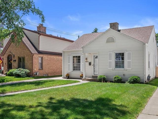 4823 N Hollywood Ave, Whitefish Bay, WI 53217