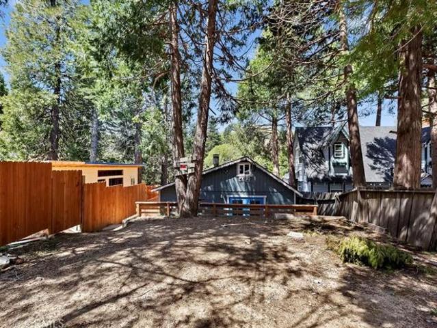 482 Pyramid Dr, Crestline, CA 92325