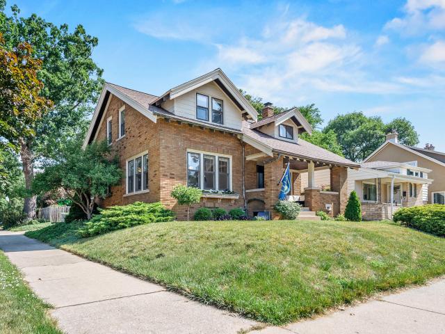 4834 W Wisconsin Ave
