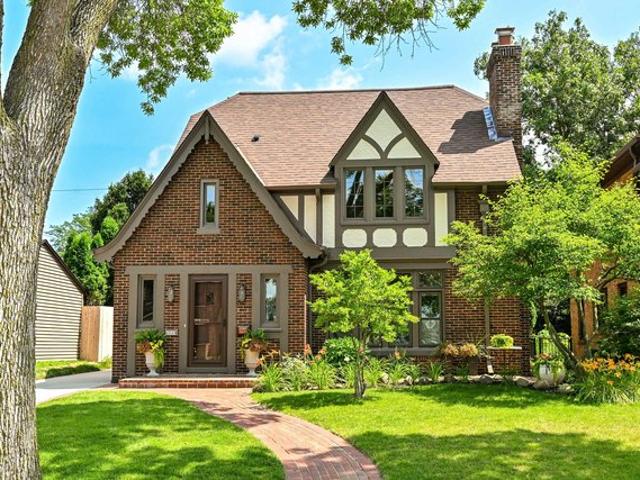 4848 N Woodburn St, Whitefish Bay, WI 53217