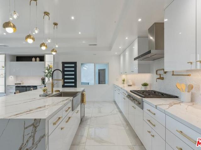 4854 Brewster Dr, Tarzana, CA 91356