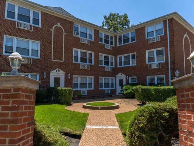 4855 Dobson St Unit 304, Skokie, IL 60077