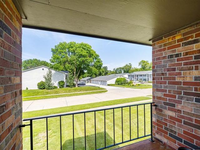 4857 Woodland Ave Unit 8, West Des Moines, IA 50266