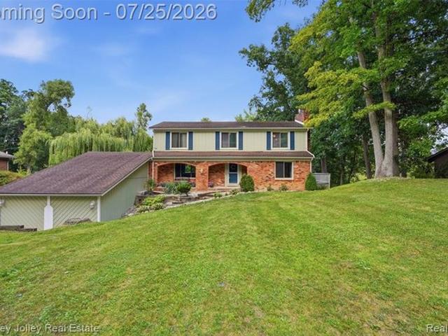 4851 Canyon Oaks Dr, Brighton Township, MI 48114