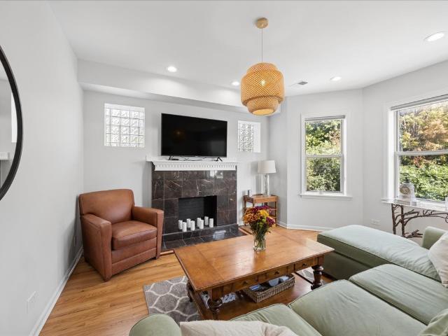 4852 n sacramento avenue # 2n