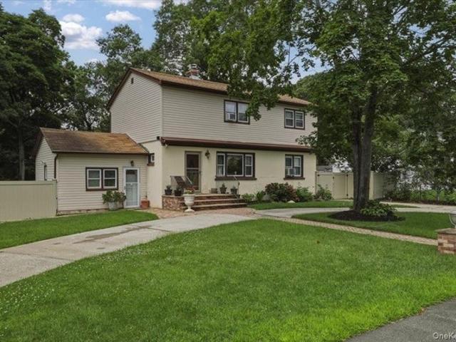 485 Lockwood Dr, Shirley, NY 11967