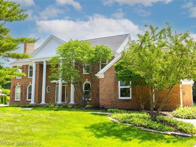 4866 Riverchase Dr, Troy, MI 48098