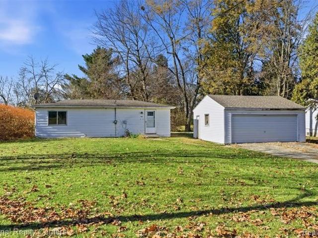 4860 Huston Dr, Lake Orion, MI 48359