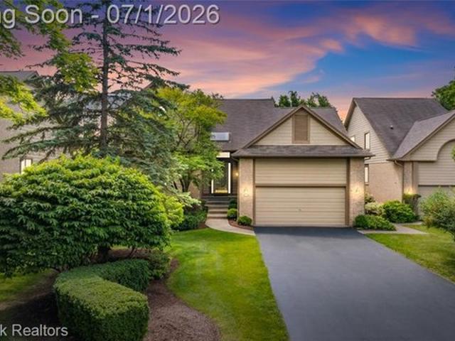 4860 Lagoons Cir, West Bloomfield Township, MI 48323