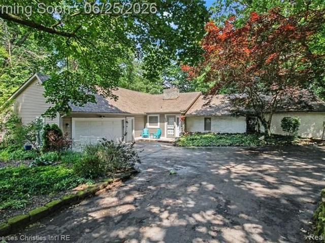 4863 Split Rail Dr, Brighton Township, MI 48114