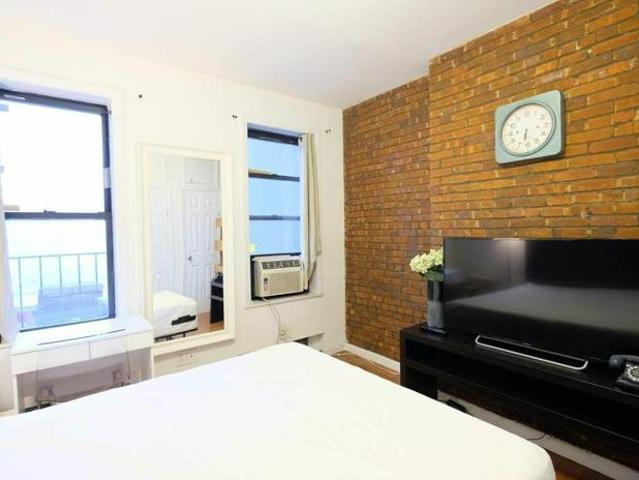 486 9Th Ave 2Rs, New York, NY