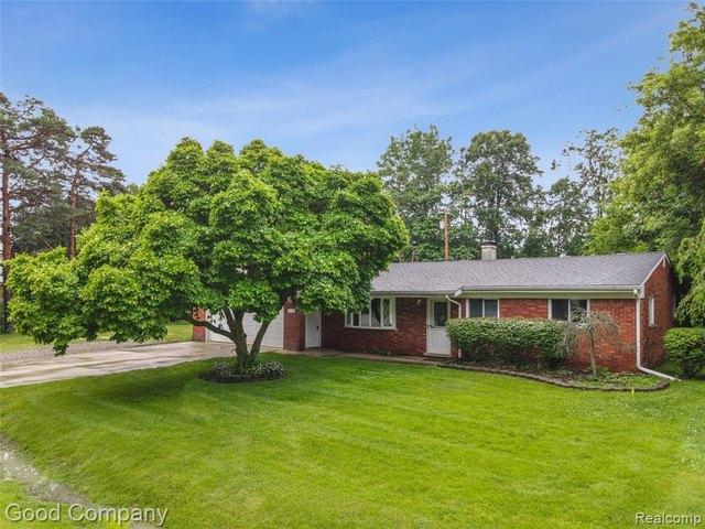 48703 W Ranch Dr, Chesterfield Township, MI 48051