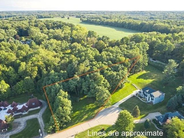 4872 Autumn Leaves Dr, Akron, OH 44333