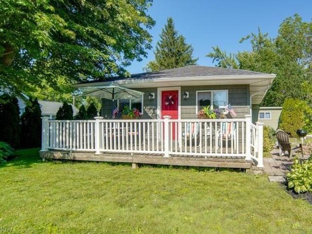 4884 Francis St, Geneva On The Lake, OH 44041