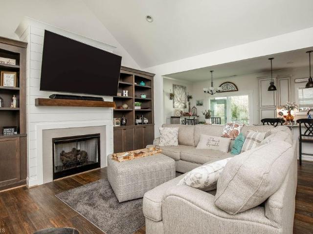 4882 Colonial Circle
