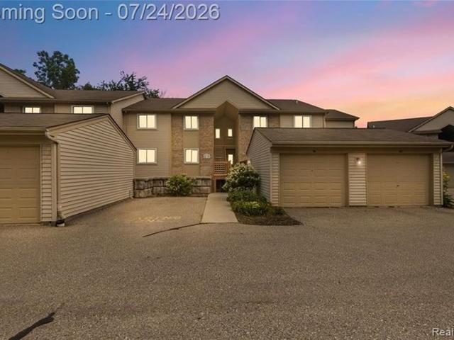 4892 Ashley Ln, Waterford Township, MI 48329