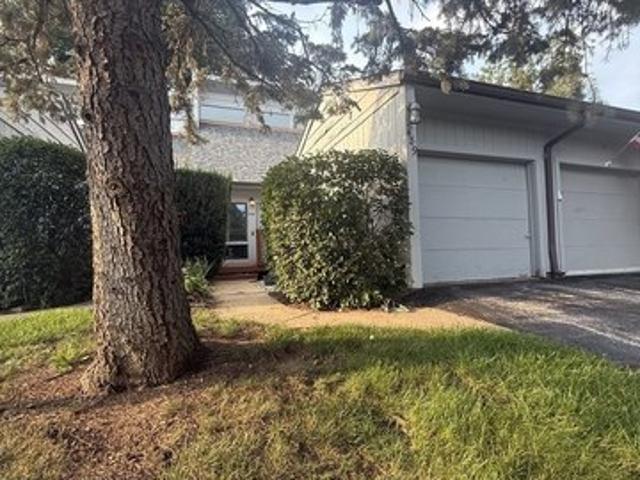 489 44th Avenue Ct, East Moline, IL 61244