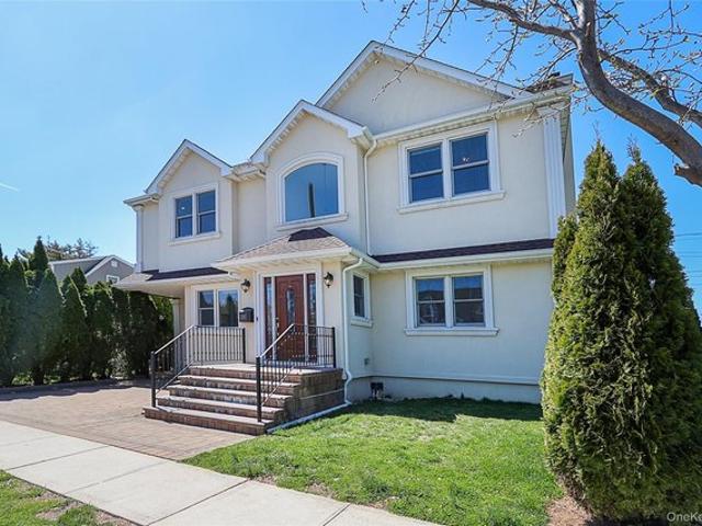489 Emory Rd, Mineola, NY 11501