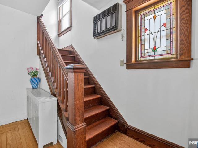 489 Maple Avenue