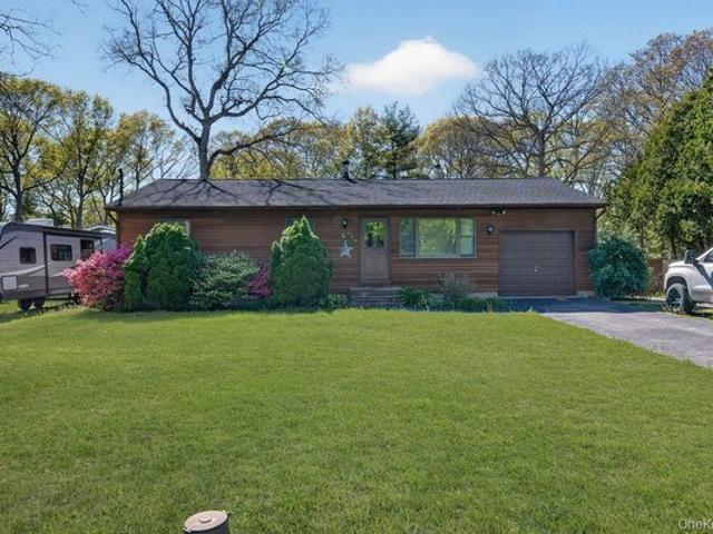 489 Rowlinson Dr, Shirley, NY 11967