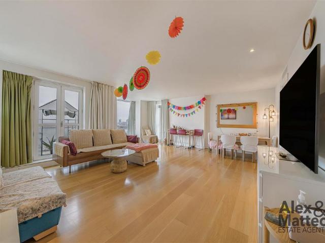48 Westferry Circus, Canary Wharf, E14 3 bed flat to rent £5,000 pcm £1,154 pw