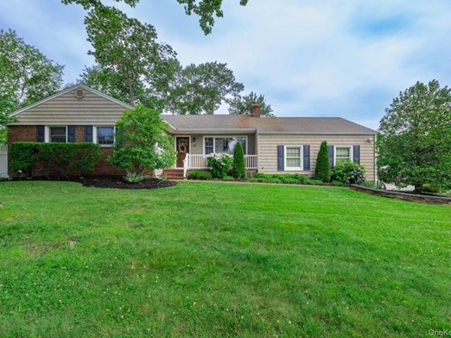 48 William Penn Dr, Stony Brook, NY 11790