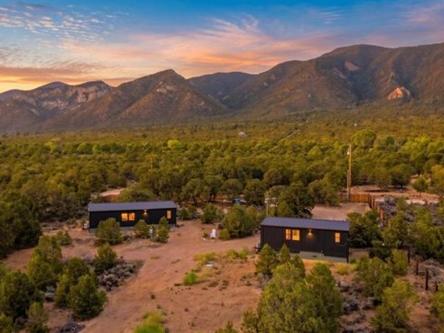 48 and 48A Quintana Rd, Questa, NM 87556