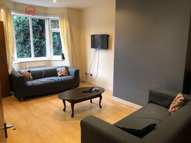 48 Ash Road, Headingley, Leeds LS6 7 bed semi detached house to rent £2,882 pcm £665 pw