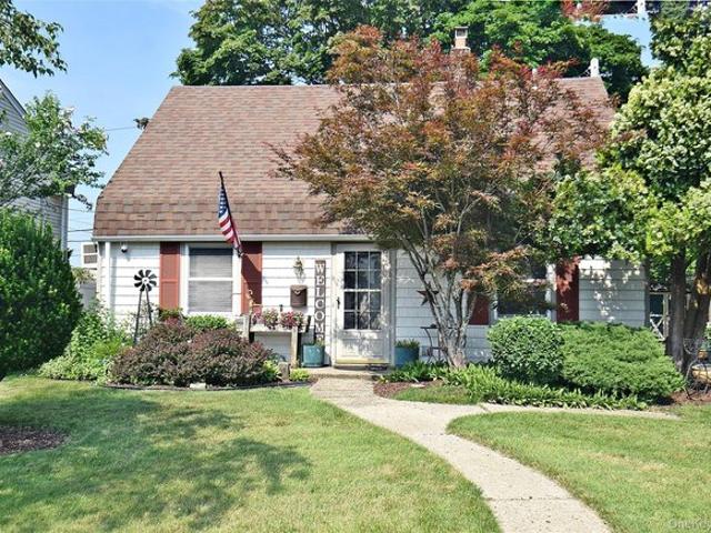 48 Barnyard Ln, Levittown, NY 11756