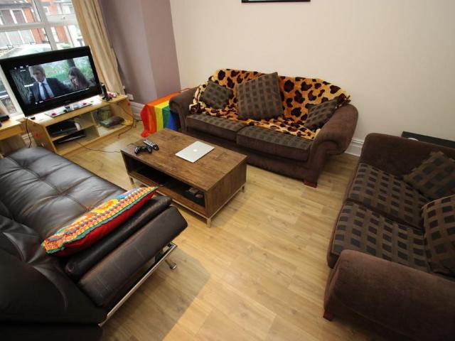 48 Chestnut Avenue, Hyde Park, Leeds LS6 7 bed terraced house to rent £4,793 pcm £1,106 pw