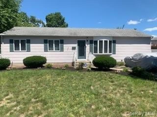 48 Ellen St, Bay Shore, NY 11706