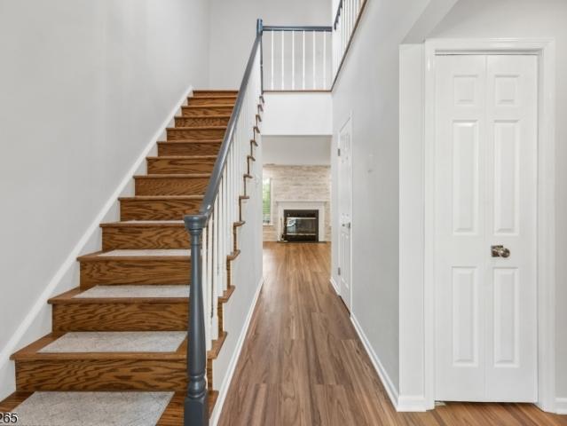 48 Eton Ct