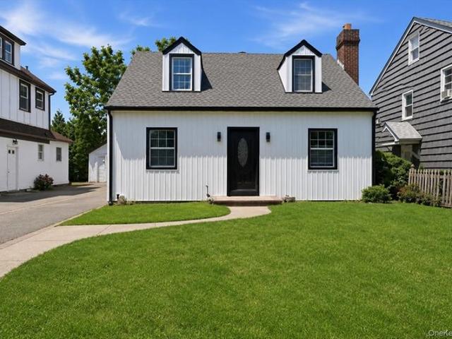 48 Flower St, Hicksville, NY 11801