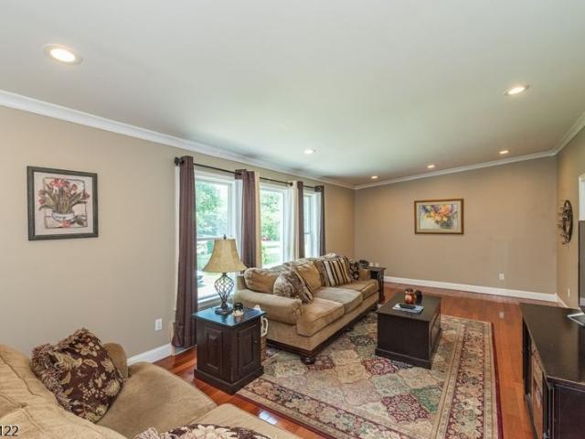 48 Green Ln