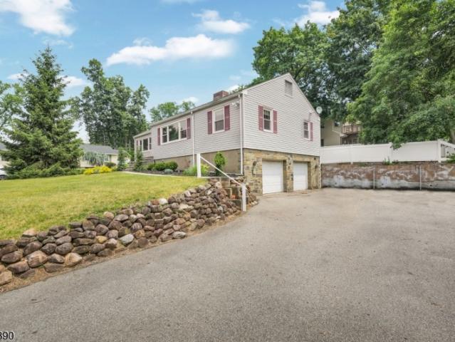 48 Lake Dr East