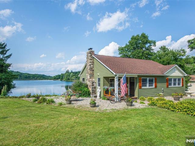 48 Lakeside Avenue