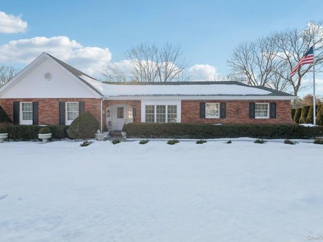 48 Neil Dr, Farmingville, NY 11738