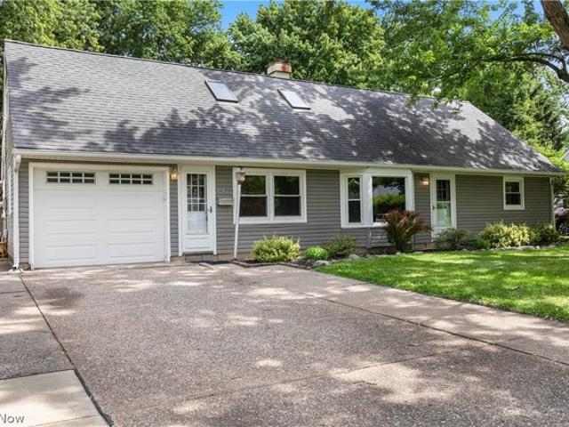 4905 Pinewood Dr, Sheffield Lake, OH 44054