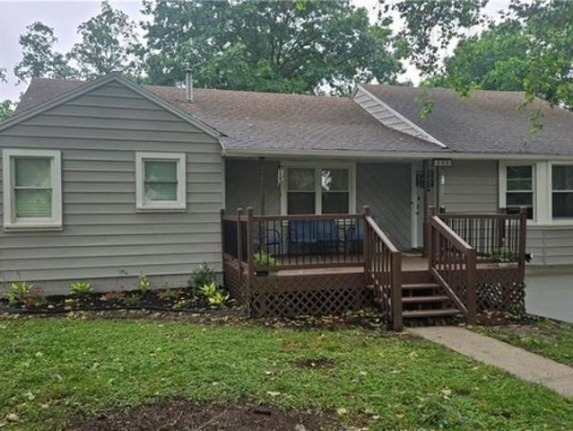 4900 NE Park Ln, Kansas City, MO 64118