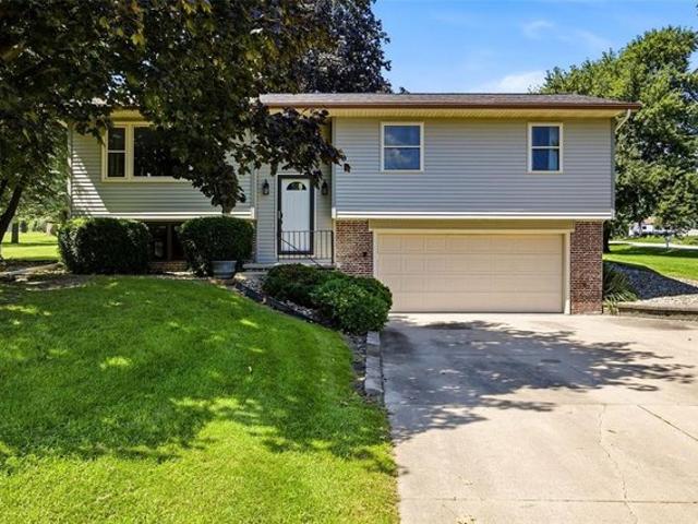4900 Cedar View Dr, Cedar Rapids, IA 52404