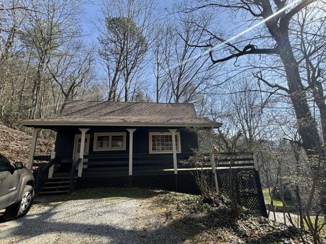 490 Chalet Village Dr, Dillard, GA 30537