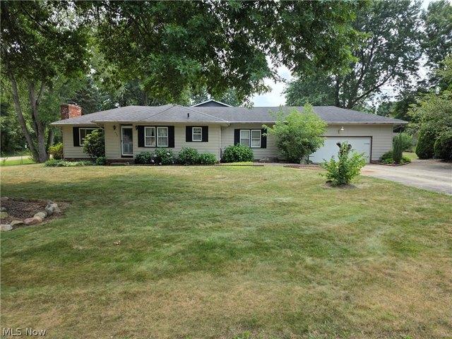 490 Bonshire Rd, Akron, OH 44319